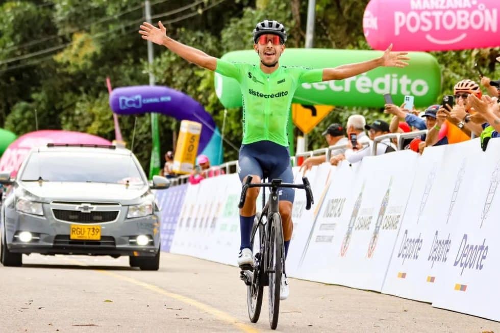 Sebastián Castaño triumphs on the Alto del Porvenir and is the new ...
